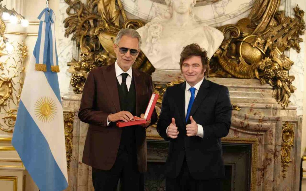 Andrea Bocelli: Javier Milei le entregó la Orden de Mayo al Mérito ...
